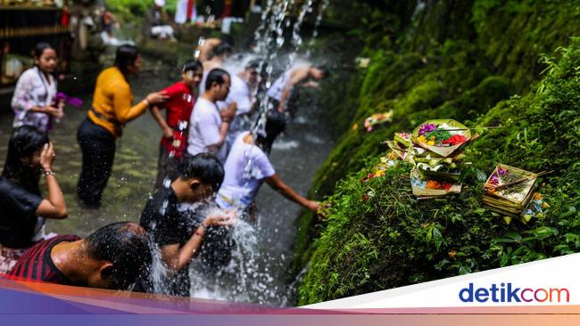Warga Bali Ramai-ramai Melukat Rayakan Banyu Pinaruh Warga Bali Ramai-ramai Melukat Rayakan Banyu Pinaruh