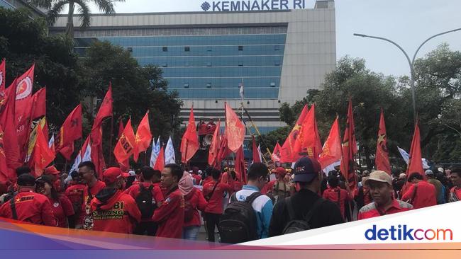 Demo Buruh di Kemnaker, Lalin Jalan Gatsu Arah Cawang Macet Siang Ini