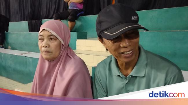Perjuangan Kakek-Nenek Rela Izin Kerja Dukung Cucu di BNI Sirnas A Surabaya