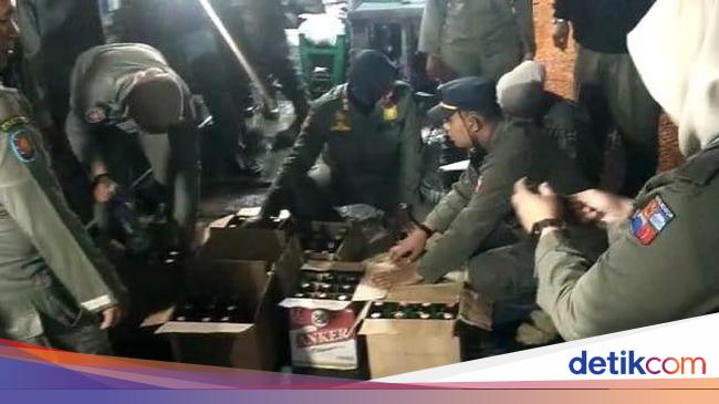 Satpol PP Razia Toko Kelontong di Bogor, Ratusan Botol Miras Disita