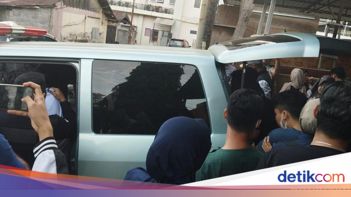 Jenazah Siswa SMP Jatuh dari Lantai 6 Sekolah Athirah Dibawa ke Rumah Duka