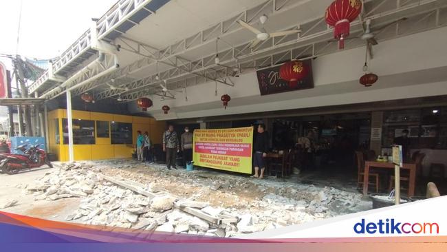 Karyawan Tolak Pembongkaran Ruko Makan Jalan di Pluit: Kami Mau Kerja Apa? Karyawan Tolak Pembongkaran Ruko Makan Jalan di Pluit: Kami Mau Kerja Apa?