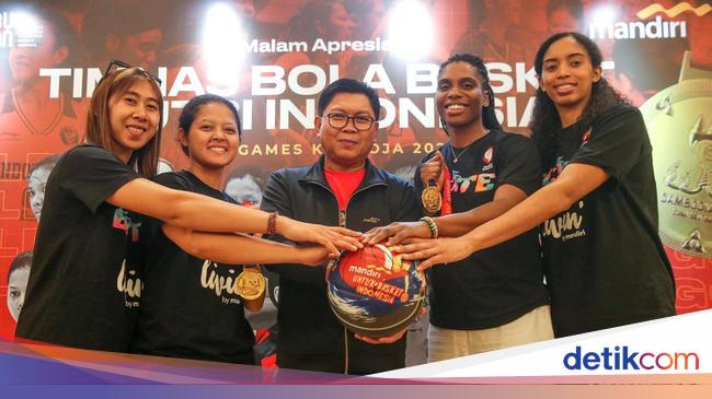 Raih Emas Sea Games Timnas Basket Putri Indonesia Terima Hadiah