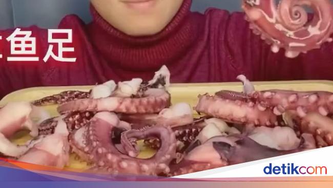 Merinding! 10 Food Vlogger Ini Nekat Mukbang Makanan Ekstrem