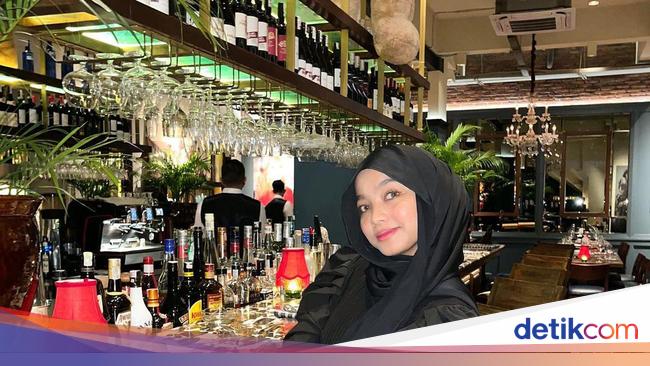 Momen Isna Anggita Sari, Kembaran Oklin Fia yang Hobi Nongkrong di Bar