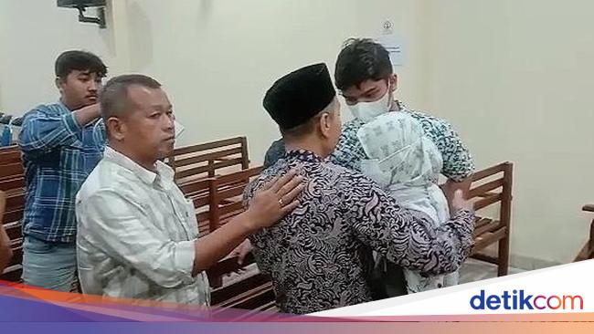 Momen Eks Rektor Unila Karomani Peluk Kedua Anaknya saat Sidang Diskors