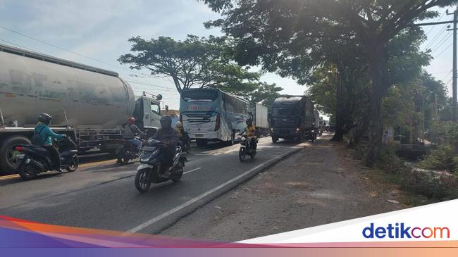 Jalan Duduk Sampeyan Gresik Macet hingga 3,5 KM, Pengendara Terjebak 2 Jam