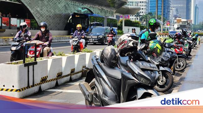 Duh... Jalur Sepeda Jalan Thamrin Jadi Tempat Parkir Ojol