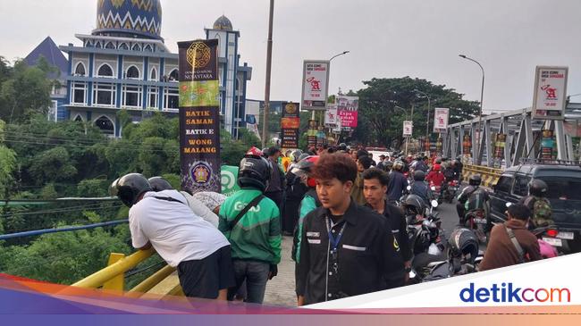 Jembatan Suhat Macet, Banyak Warga Berhenti-Penasaran dengan Pria Bunuh ...