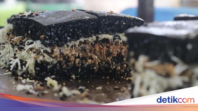 Wajib Cicip! Martabak Arang Asli Bangka yang Hitam Legam dan Legit Rasanya