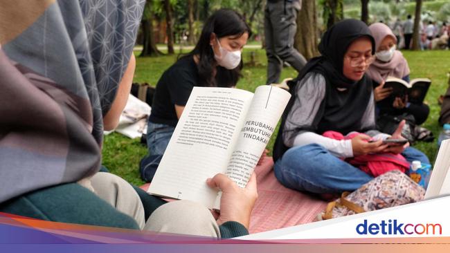 Asyiknya Baca Buku di Bawah Pohon Rindang Taman Kota