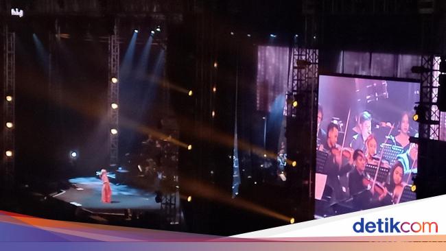 Ardhito-Andien Mariahkan Konser Dewa 19 Night At The Orchestra di Solo