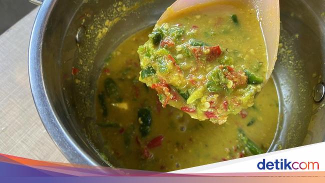 Warung 'Ngumpet' Ini Tawarkan Sambal Dadak Pedas Sedap Racikan Mpok Kuni