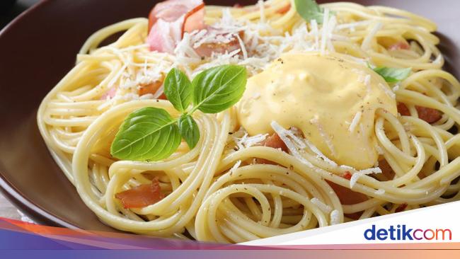 Resep Spaghetti Saus Keju dan Daging Asap ala Restoran yang Mulur Creamy