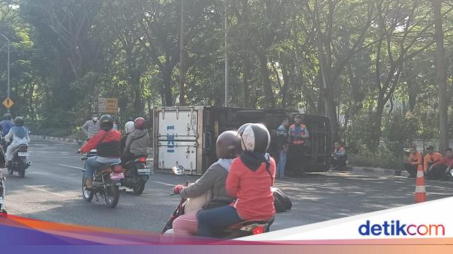 Truk Boks Terguling di Frontage Road Ahmad Yani