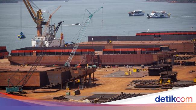 Pernah Lihat Pembuatan Kapal Tongkang? Nih Penampakannya
