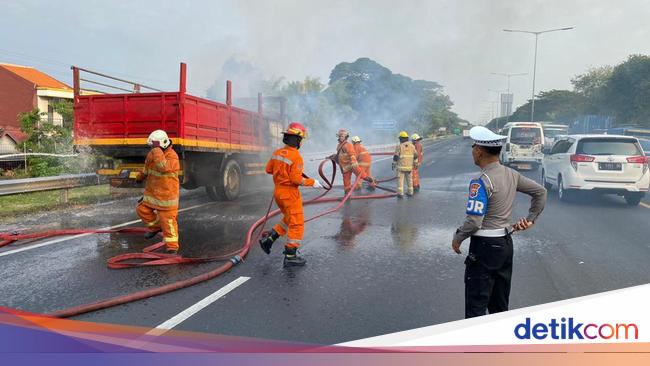 Kronologi Truk Terbakar di KM 6.600 Tol Perak-Waru Diduga Korsleting