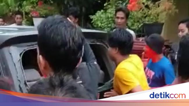Viral Warga Tasik Kepung dan Rusak Mobil yang Melaju Ugal-ugalan