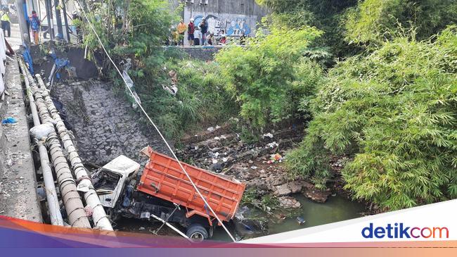 Truk Muatan Pasir Terperosok ke Sungai Logung Pantura Kudus Truk Muatan Pasir Terperosok ke Sungai Logung Pantura Kudus