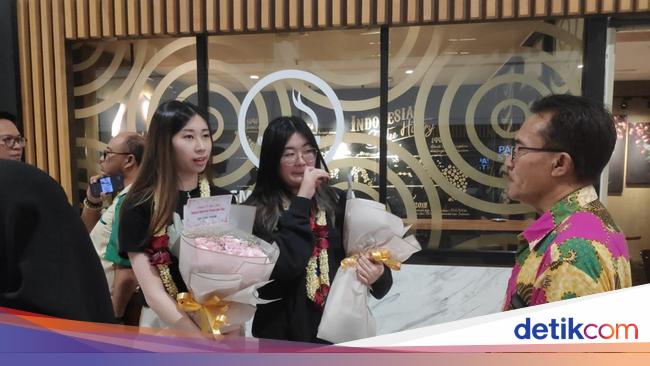 Keren! Dua Dara Banyuwangi Raih Emas SEA Games Cabor Esports Mobile Legends