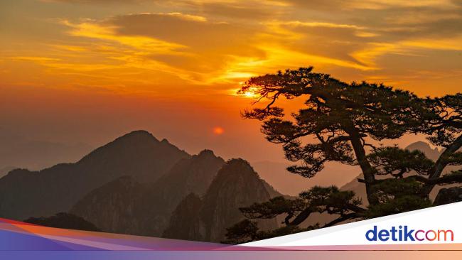 Menikmati Sunrise dari Gunung Huangshan China