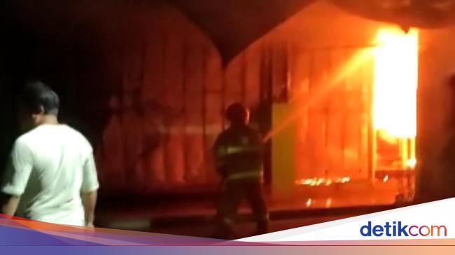 Pasar Gringging Kediri Kebakaran, 3 Kios Hangus Dilalap Api