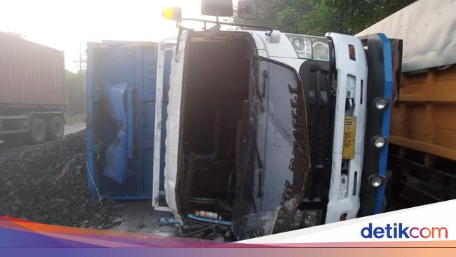 Dump Truk Tabrak Pohon hingga Terguling di Trosobo Sidoarjo, Sopir Patah Tulang