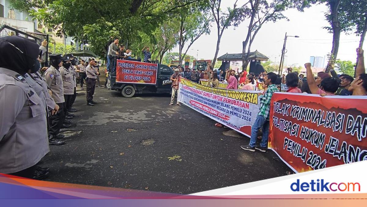 Minta Jokowi Tidak Cawe-cawe, Warga Demo di Depan DPRD Sumut