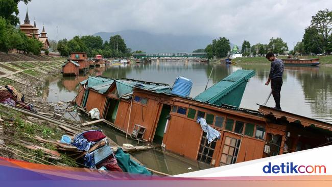 Penampakan Tenggelamnya Rumah Perahu di Kashmir