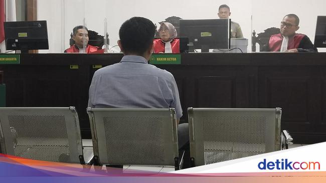Tangis PNS MA Bacakan Pledoi di Sidang Kasus Suap Hakim Agung