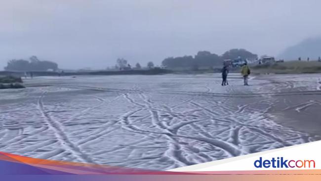 Penampakan Kawasan Kaldera Bromo Dilapisi Embun Salju