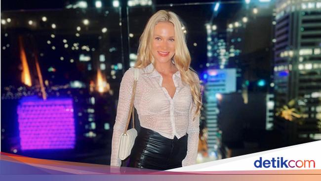 Potret Wanita yang Jadi Viral, Dulu Model Seksi Kini Kerja Kantoran