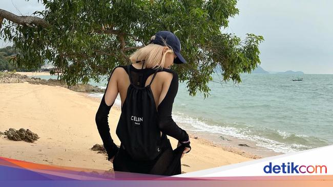 7 Gaya Lisa BLACKPINK Saat Liburan ke Pantai, Takut Pakai Bikini