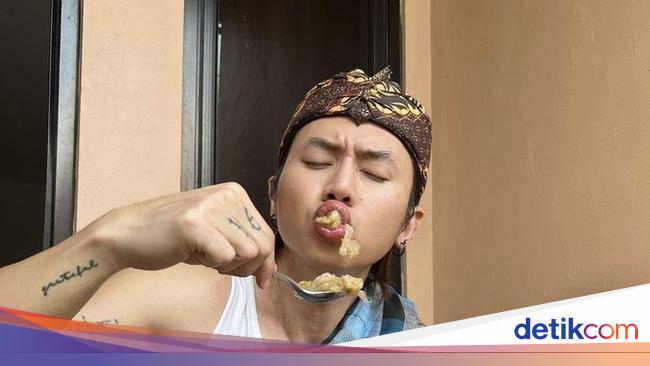 Potret Rafael Tan Jadi Duta Seblak dan Punya Bisnis Ayam Geprek