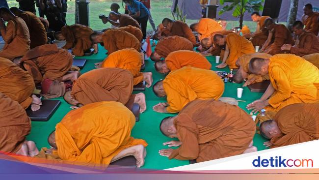 Sujud Syukur Para Biksu Atas Berakhirnya Ritual Thudong di Magelang Sujud Syukur Para Biksu Atas Berakhirnya Ritual Thudong di Magelang