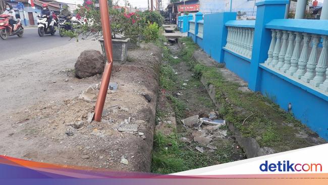 Angkot Tabrak 2 Motor Lukai 4 Orang, Korban Ada yang Terpental ke Parit
