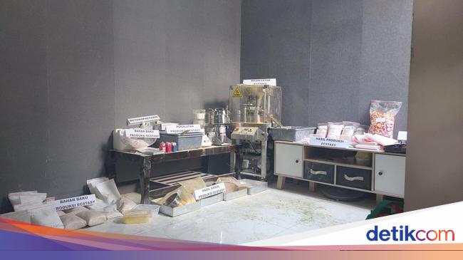 Penampakan Pabrik Ekstasi di Tangerang, Ada Pencetak 3.000 Pil Per 30 Menit Penampakan Pabrik Ekstasi di Tangerang, Ada Pencetak 3.000 Pil Per 30 Menit