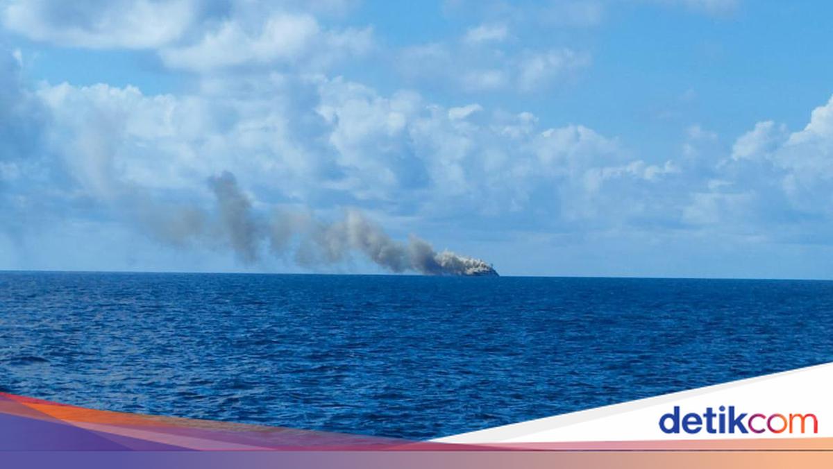 Penampakan KRI Teluk Hading 538 Terbakar di Perairan Bira Bulukumba