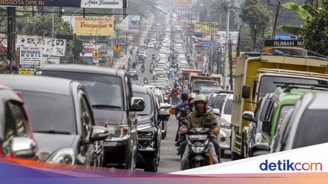 Polisi Bantu Kawal Wisatawan Sesak Napas Terjebak Macet One Way di Puncak