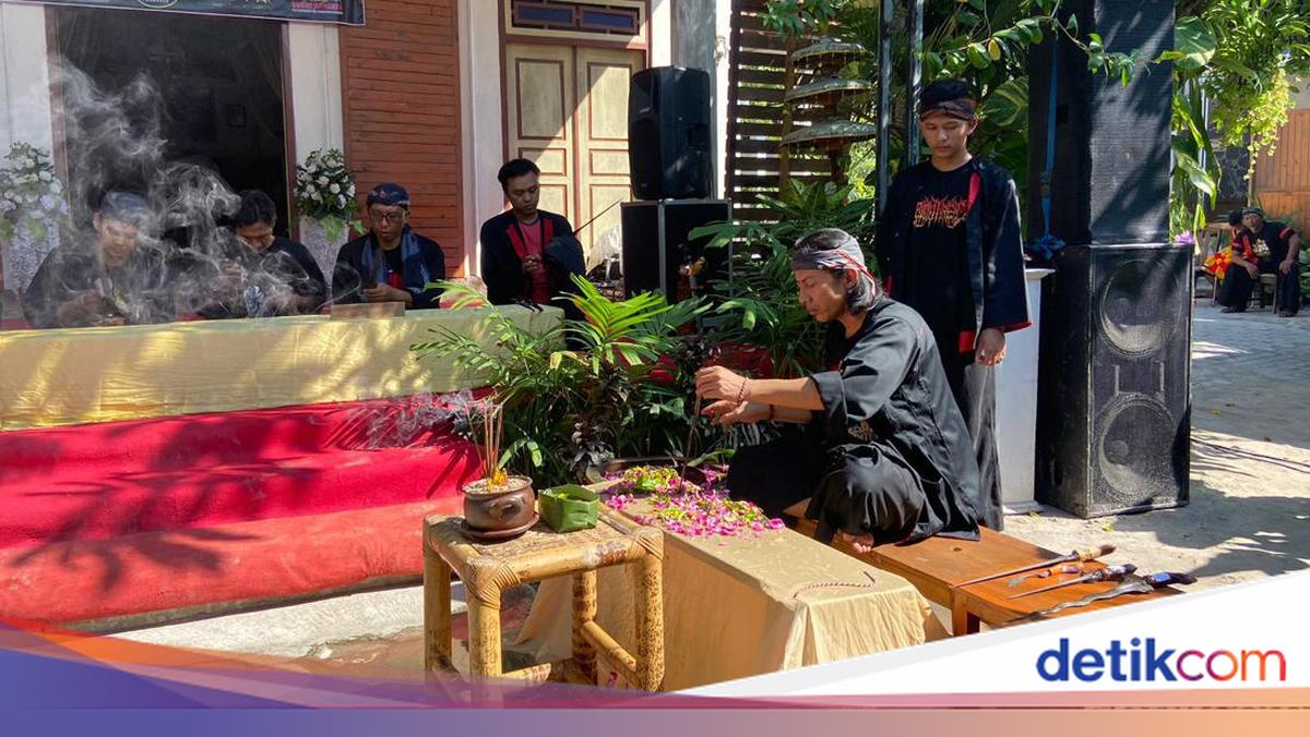 Paguyuban Aji Wengker Ponorogo Gelar Jamasan Pusaka di Bulan Selo