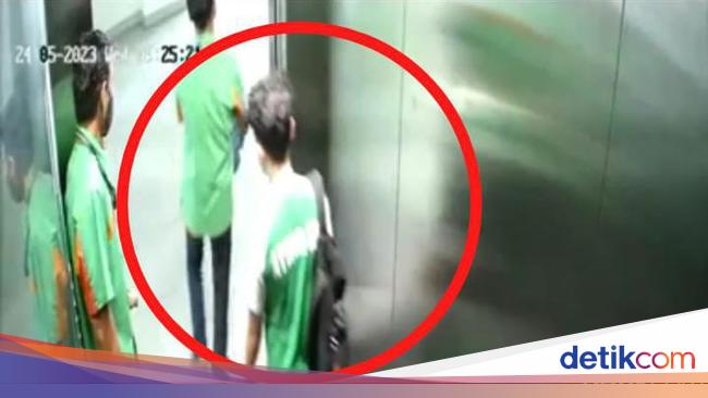 Detik-detik CCTV Anak Pejabat Kemenhub di Lift Sebelum Tewas di Sekolah Detik-detik CCTV Anak Pejabat Kemenhub di Lift Sebelum Tewas di Sekolah