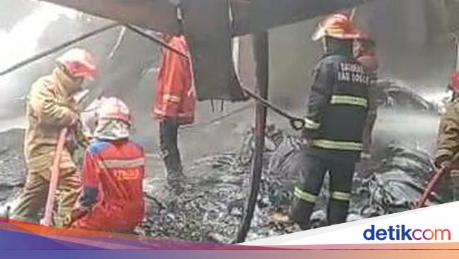 Sudah 15 Jam, Kebakaran Pabrik di Cileungsi Bogor Belum Padam