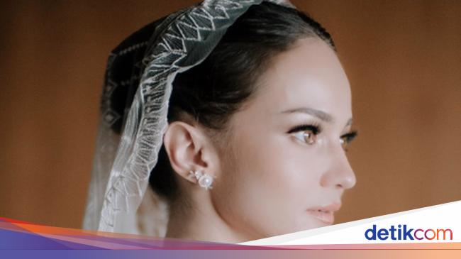 7 Tren Gaun Pengantin Strapless ala Enzy Storia Hingga Istri Pemain ...