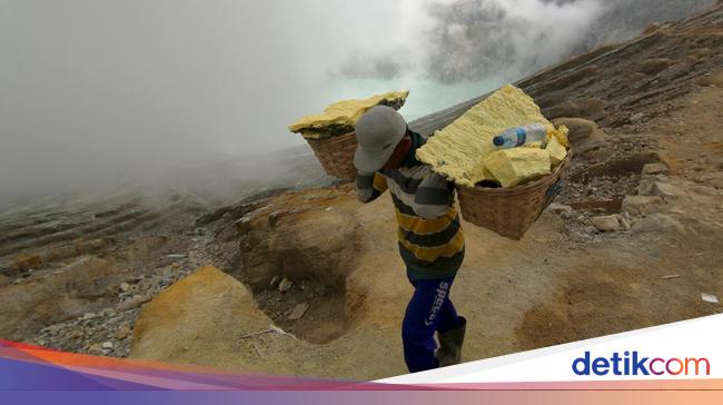 Melihat Aktivitas Penambang Belerang di Gunung Ijen