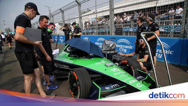 Melihat Kesibukan Starting Grid Formula E Jakarta