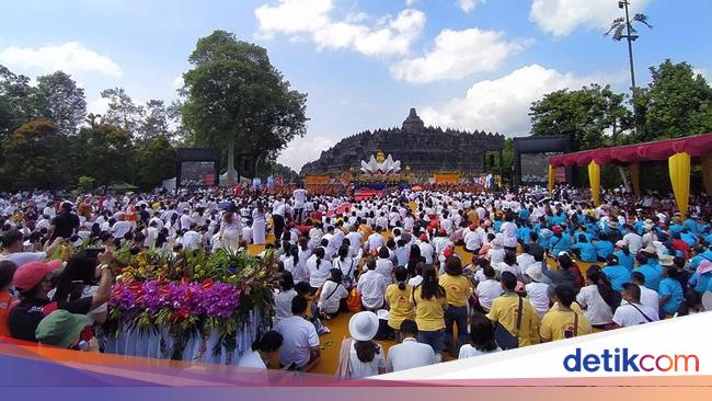 Berkumpul di Borobudur, Ribuan Umat Buddha Ikuti Detik-detik Waisak