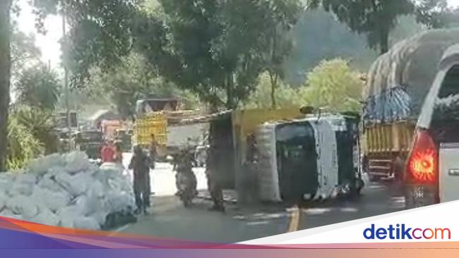 Disenggol Pikap, Truk Pengangkut Pupuk Kandang Terguling di Sumedang