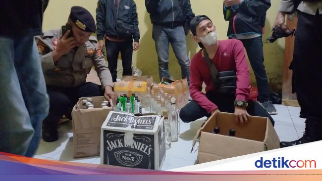 Kontrakan Tempat Racik Miras Impor Palsu Digerebek Polisi di Tasikmalaya Kontrakan Tempat Racik Miras Impor Palsu Digerebek Polisi di Tasikmalaya