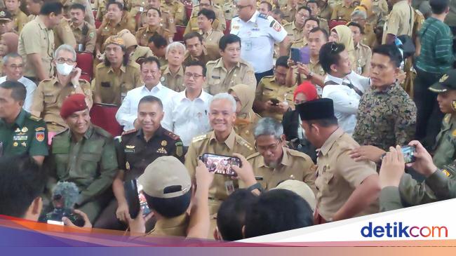 Kumpulkan Kades Se-Jateng, Ganjar Pranowo Beri Arahan-Diteriaki Presiden Kumpulkan Kades Se-Jateng, Ganjar Pranowo Beri Arahan-Diteriaki Presiden