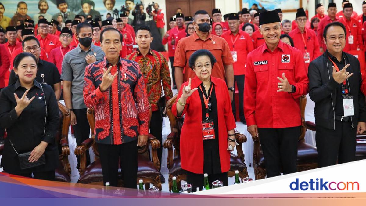 Jokowi, Megawati dan Ganjar Kompak Salam Metal di Rakernas PDIP